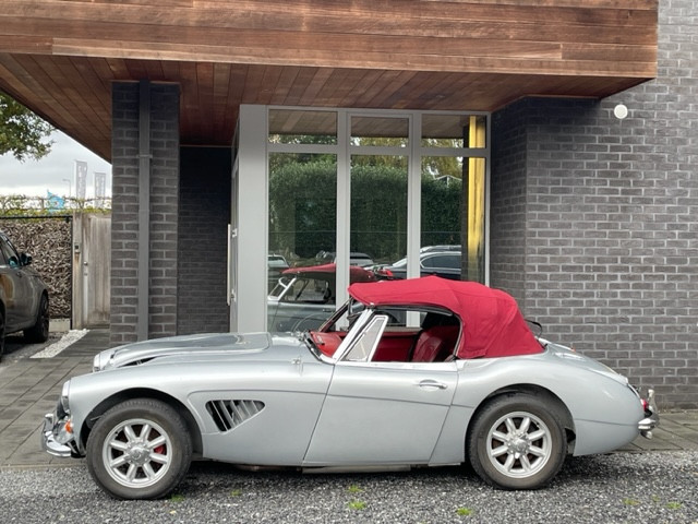 Austin Healey 3000 MK3 BJ8 Roadster ,In a beautiful color combination ...